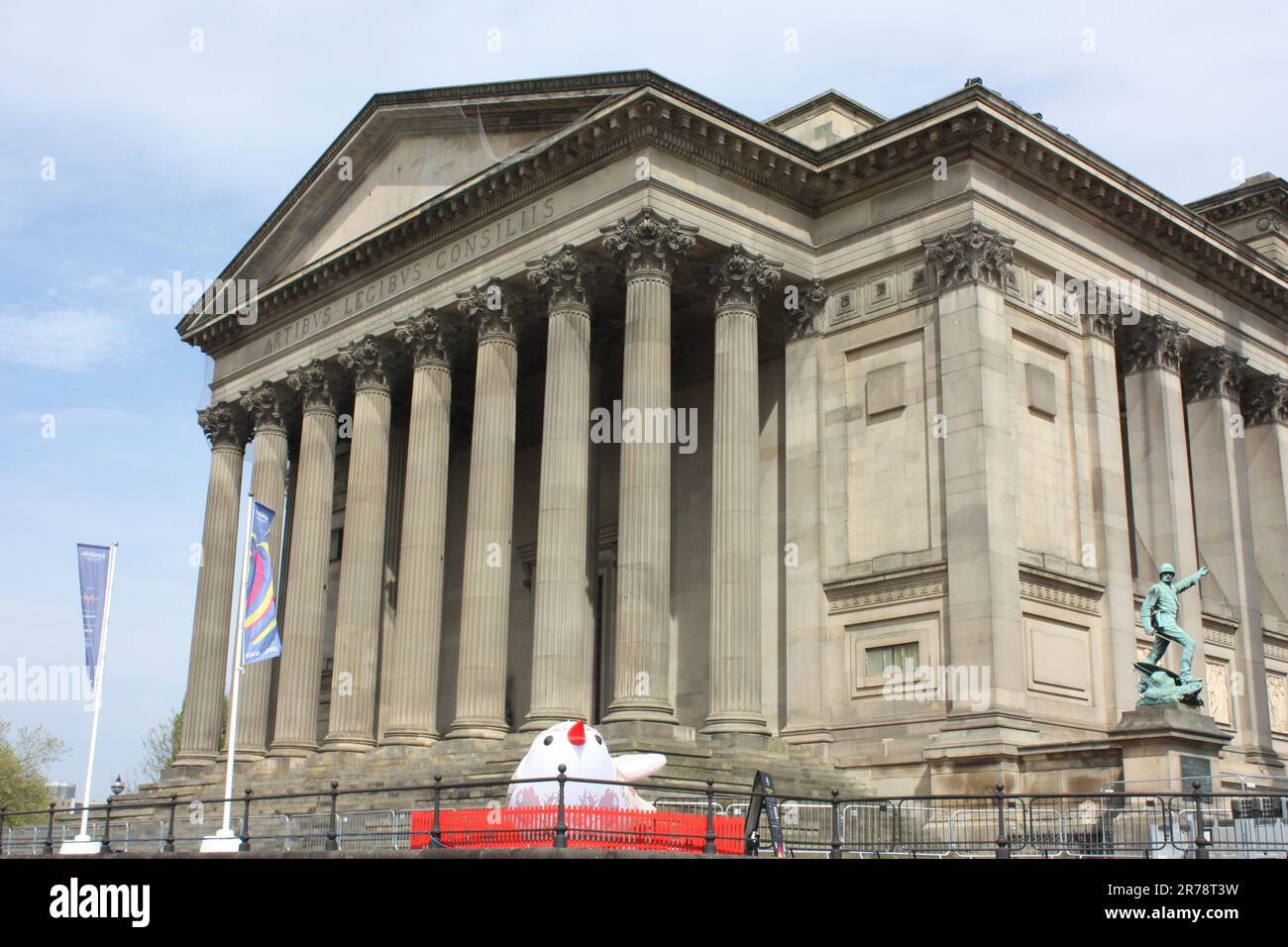 St George's Hall opposite Lime Street station in LIverpool Stock Photo ...