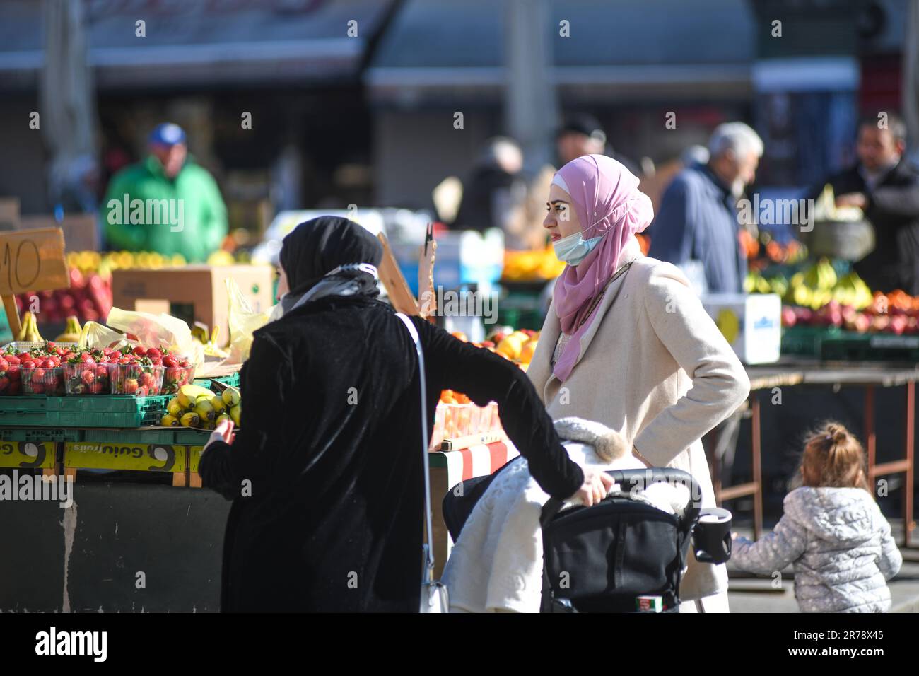 Muslim women street hi-res stock photography and images - Alamy