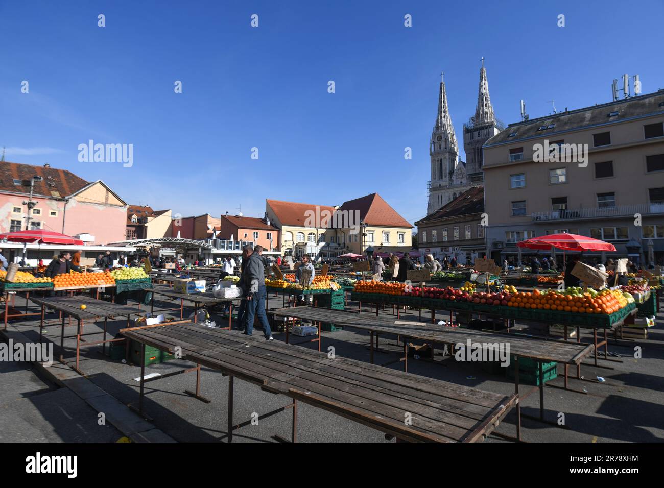 Farmers market booths hi-res stock photography and images - Alamy