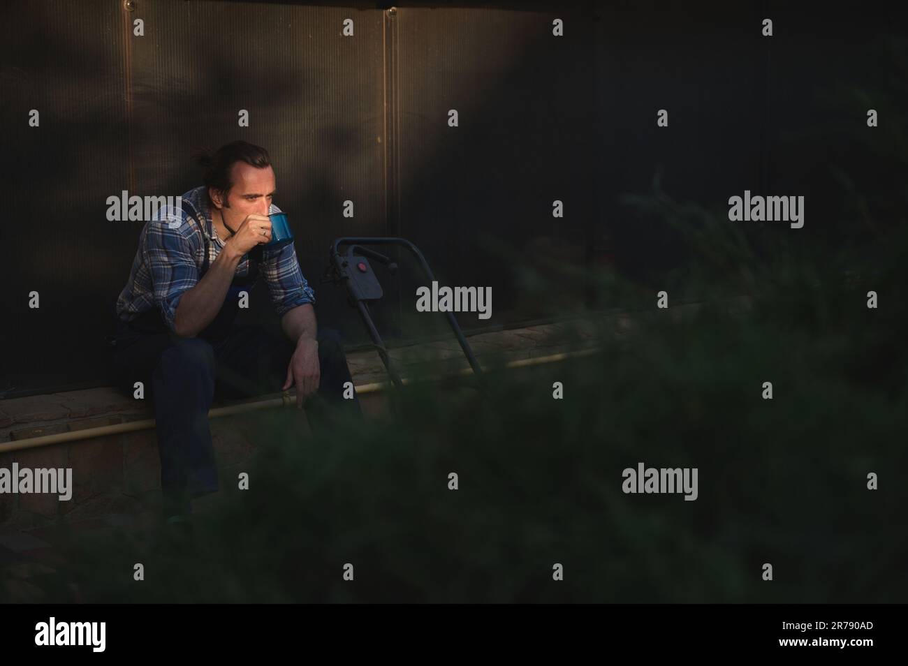 Workman sitting relaxing drinking hi-res stock photography and images ...
