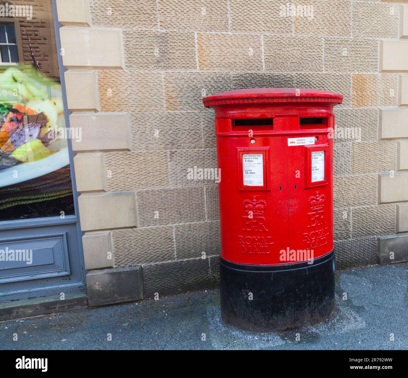 Double post box royal mail hi-res stock photography and images - Alamy