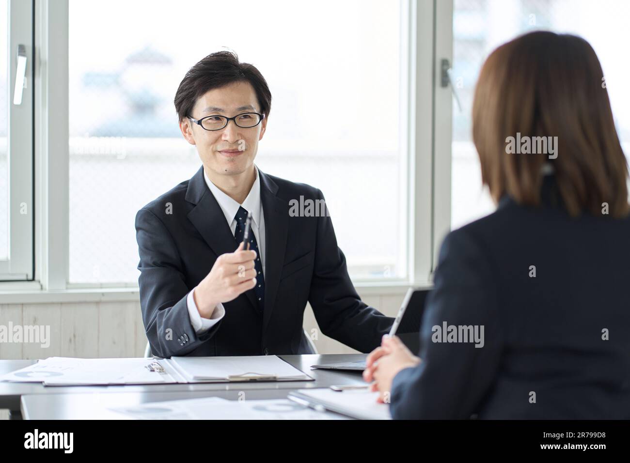 Asian business person praising his subordinate Stock Photo - Alamy