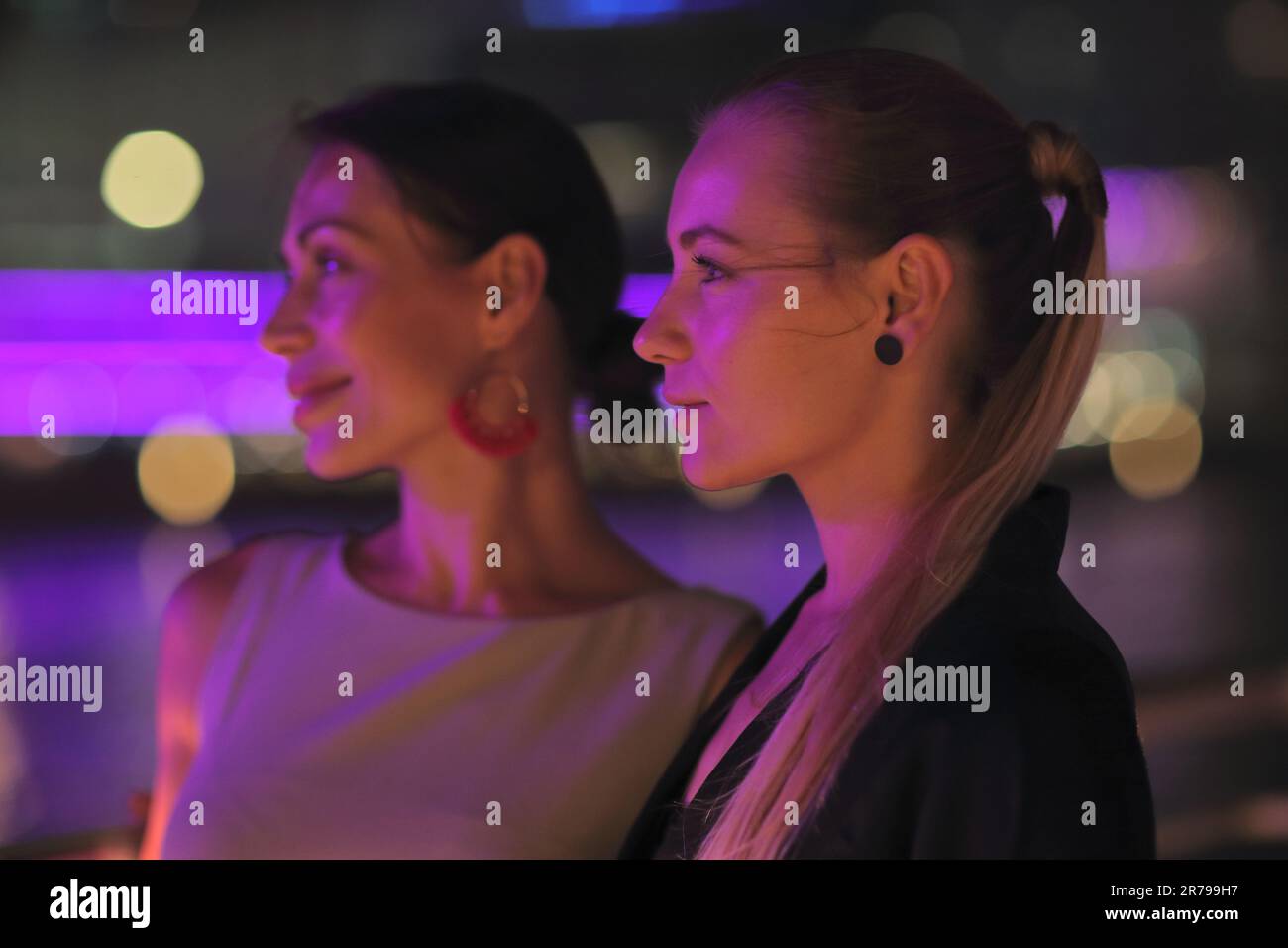 Girls going out night hi-res stock photography and images - Alamy