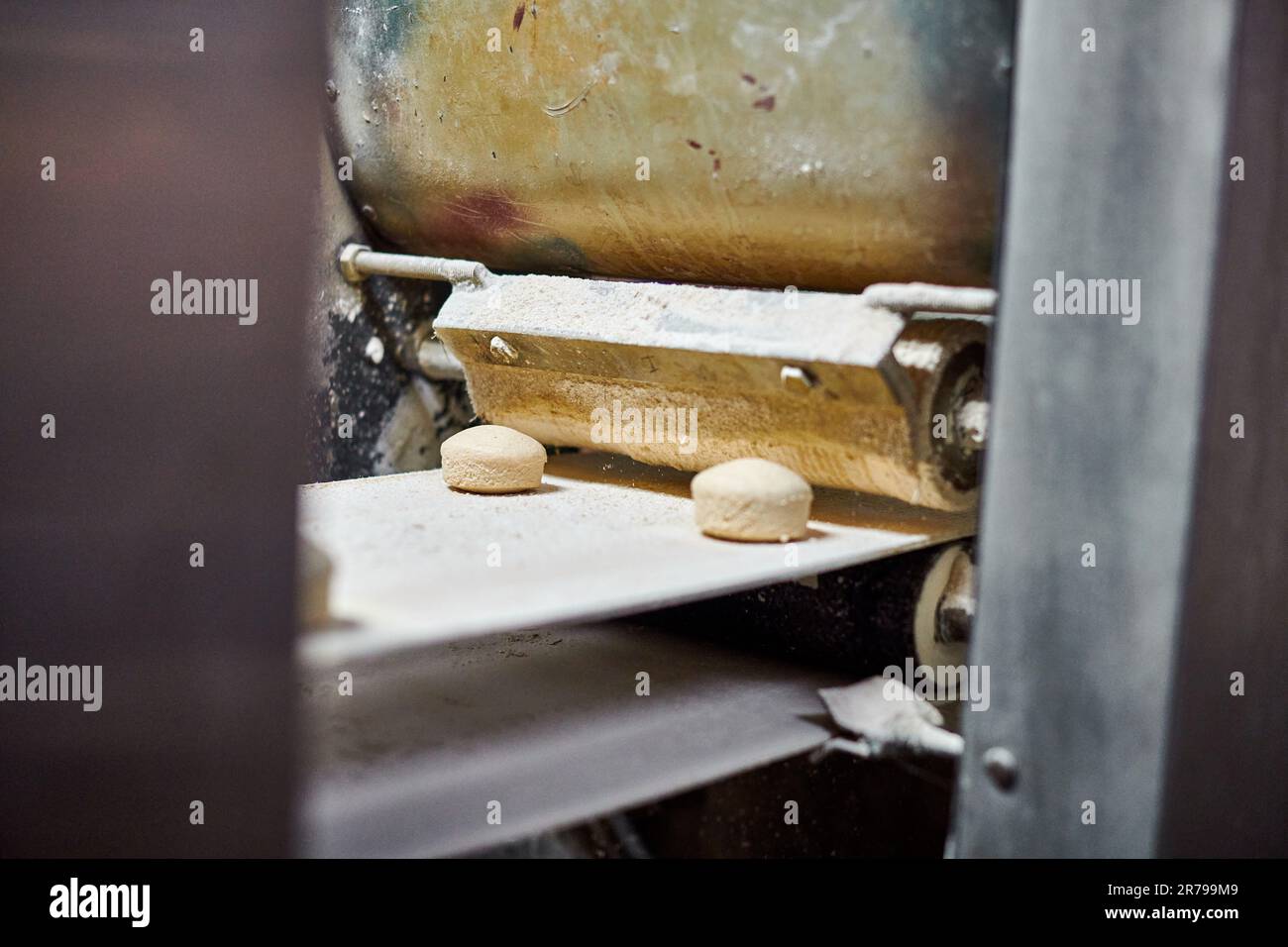 Automatic roti making machine at Gurudwara Bangla Sahib temple ...