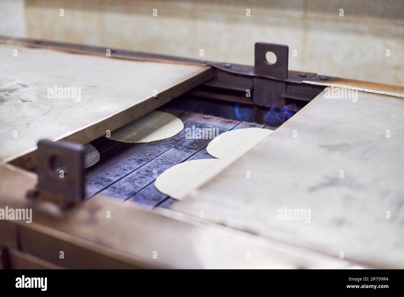 Automatic roti making machine at Gurudwara Bangla Sahib temple ...