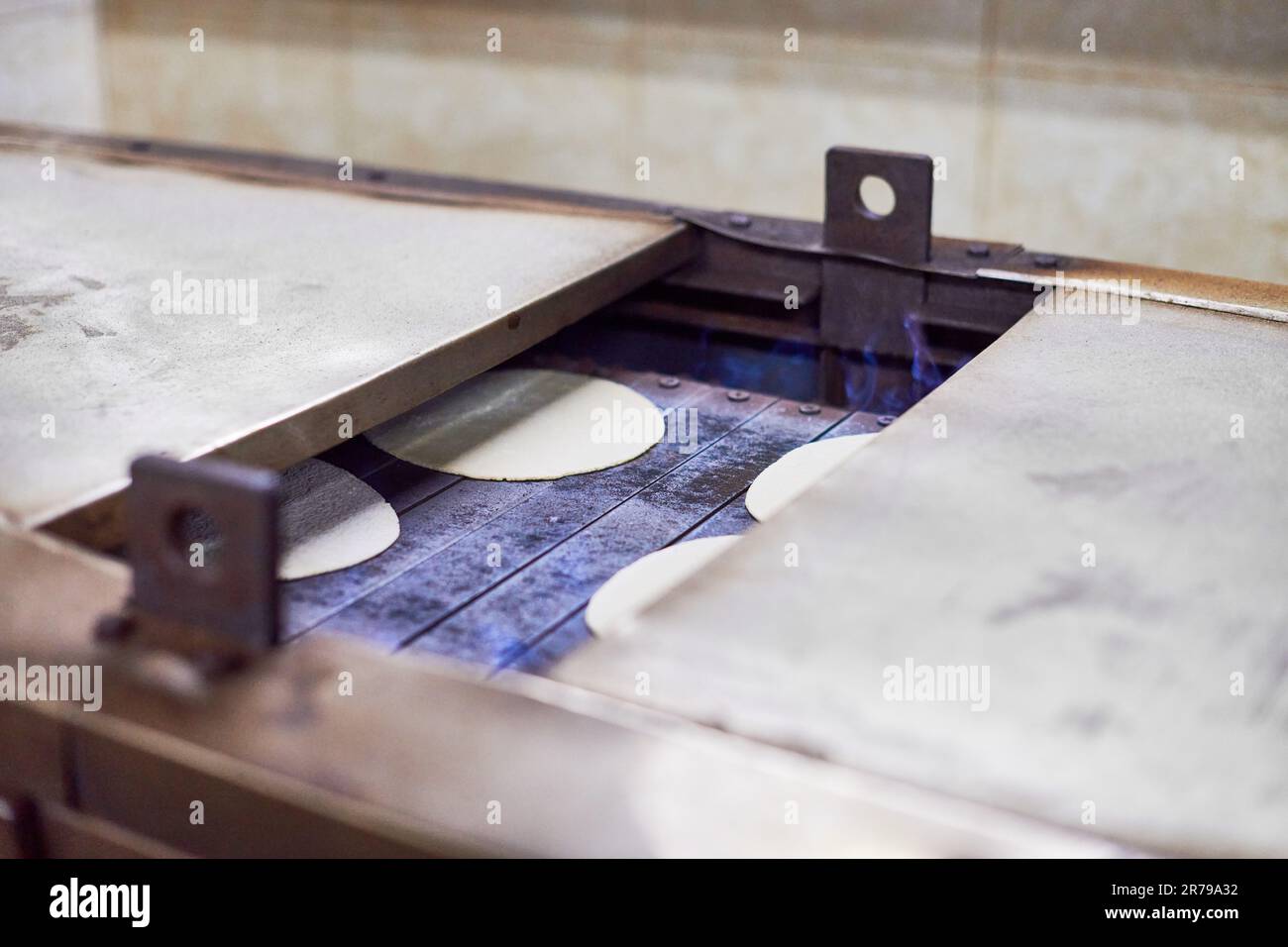 Automatic roti making machine at Gurudwara Bangla Sahib temple ...