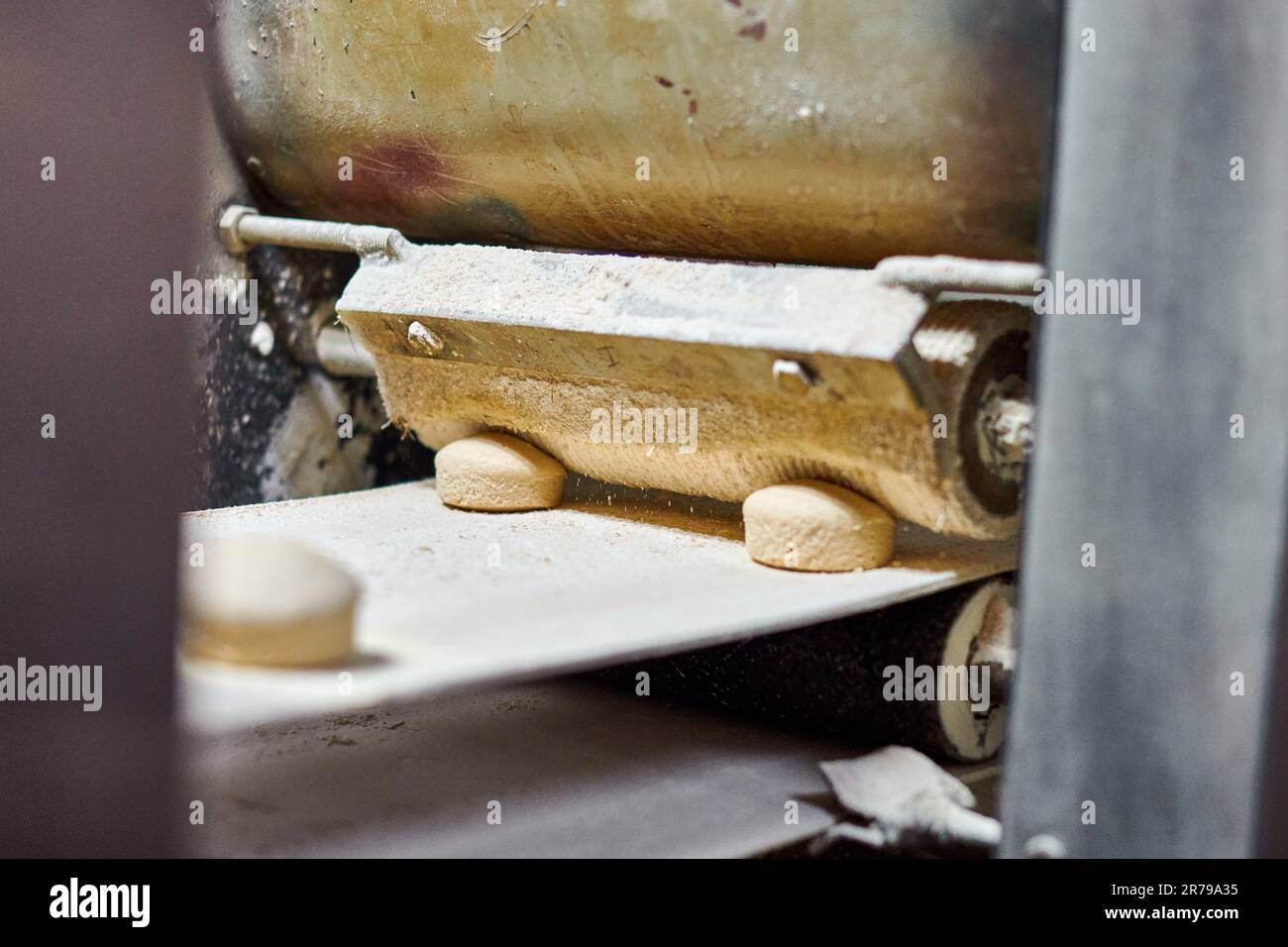 Automatic roti making machine at Gurudwara Bangla Sahib temple ...