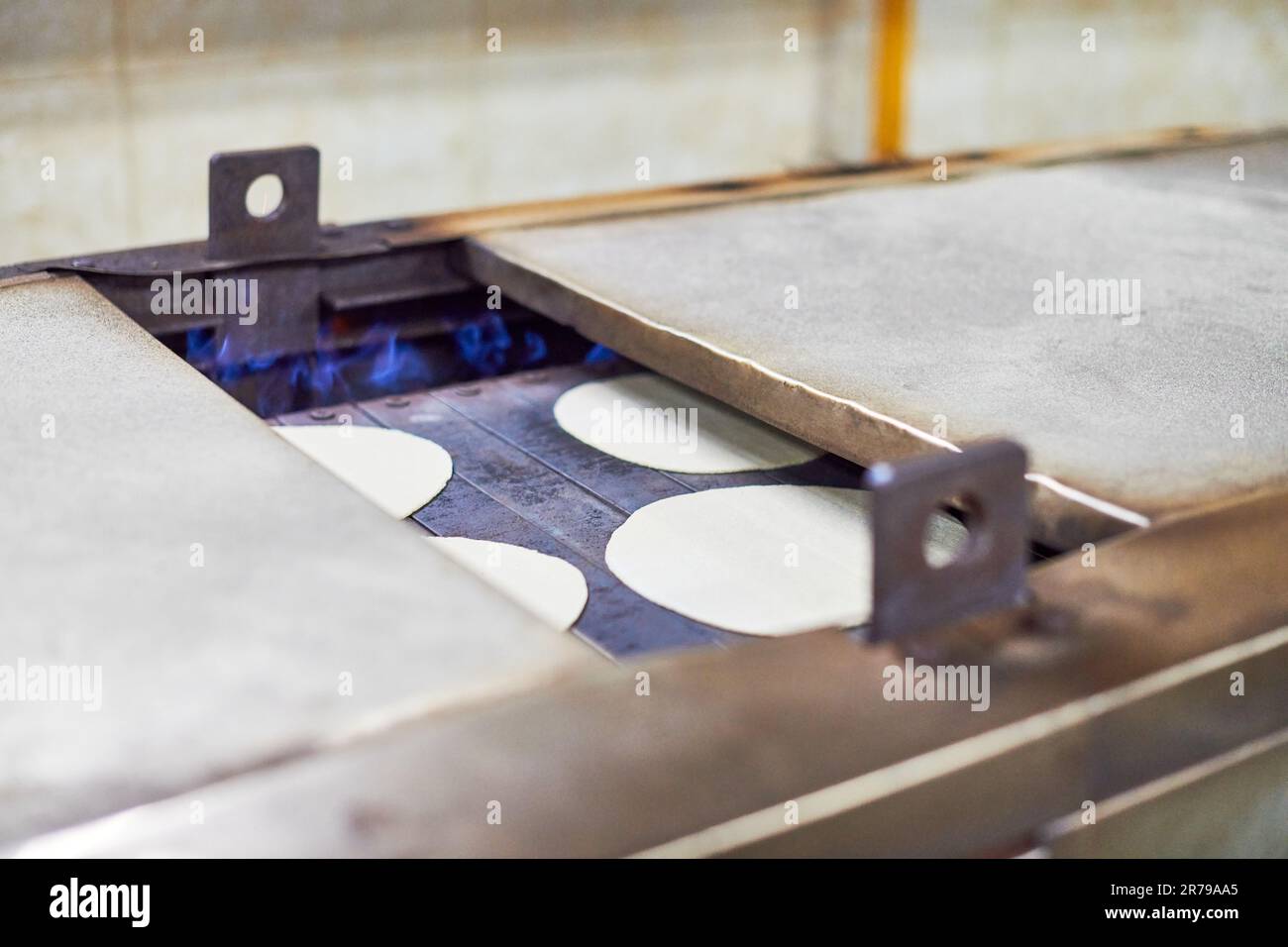 Automatic roti making machine at Gurudwara Bangla Sahib temple ...