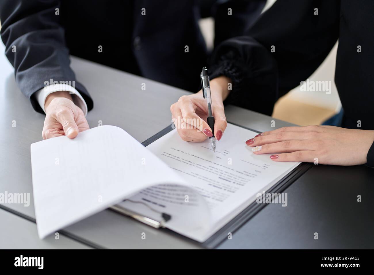 Closing a contract hi-res stock photography and images - Alamy