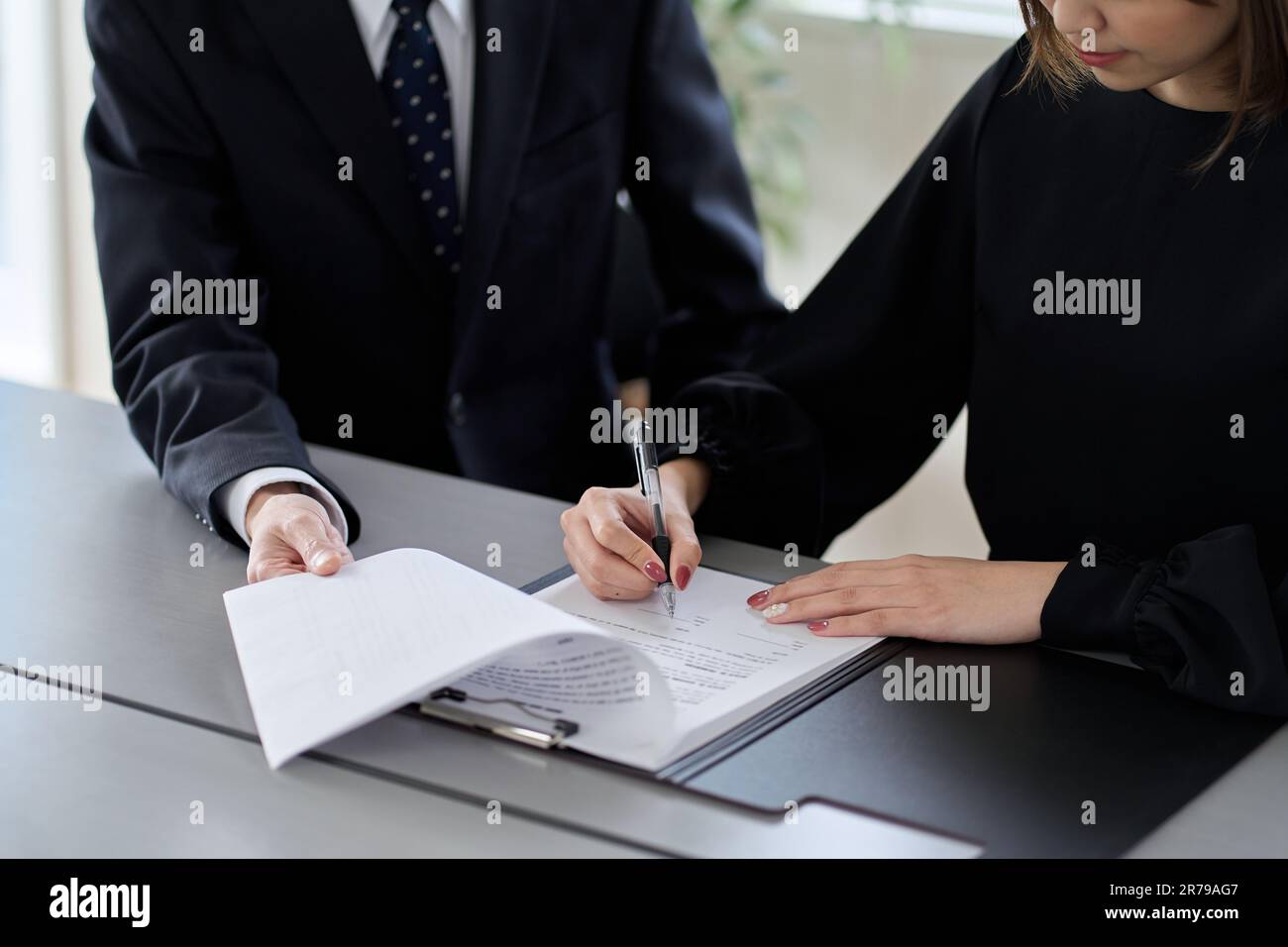 Closing a contract hi-res stock photography and images - Alamy