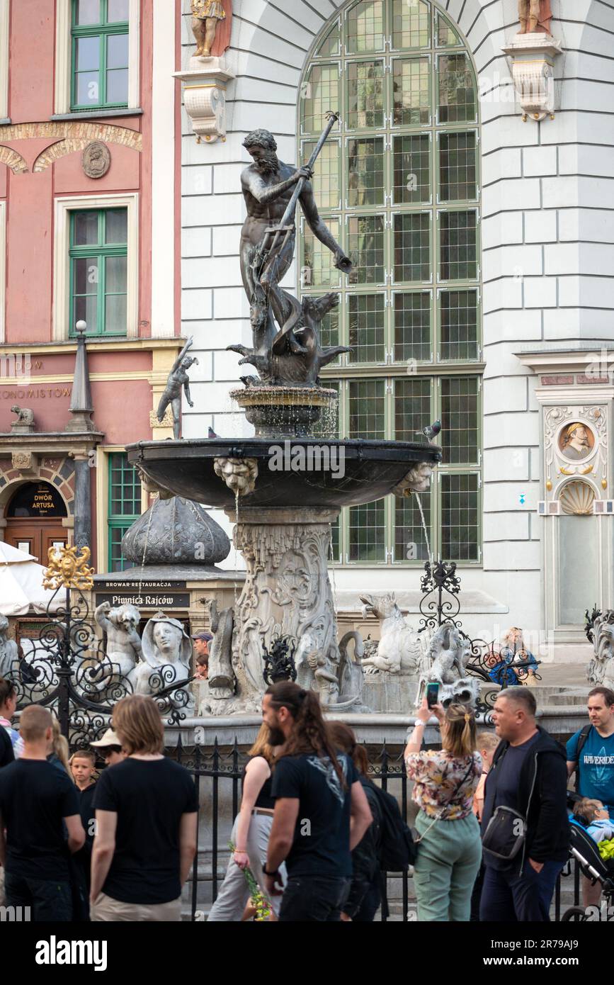 Tourists at the Neptune's fountain and statue as sightseeing landmark ...