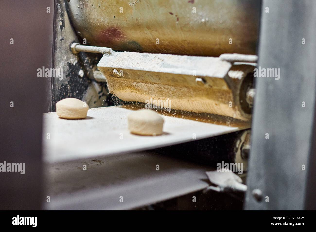 Automatic roti making machine at Gurudwara Bangla Sahib temple ...