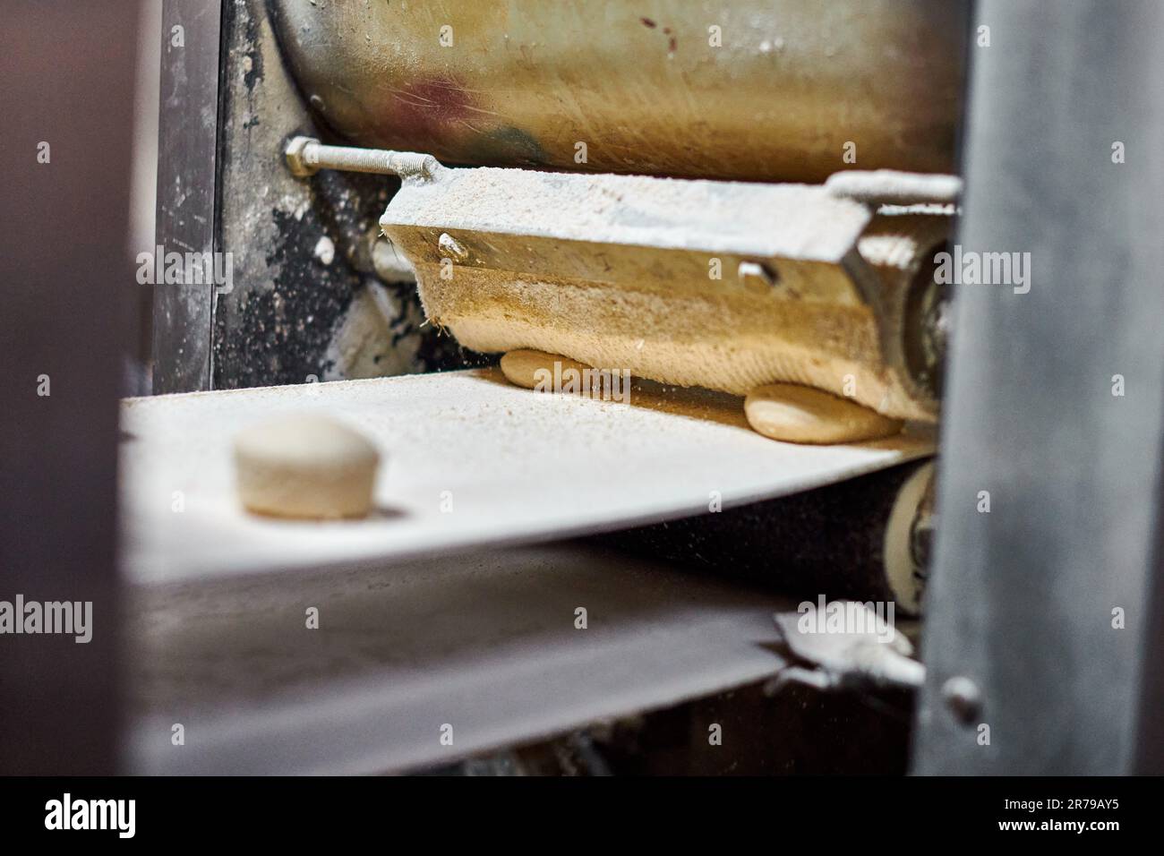Automatic roti making machine at Gurudwara Bangla Sahib temple ...