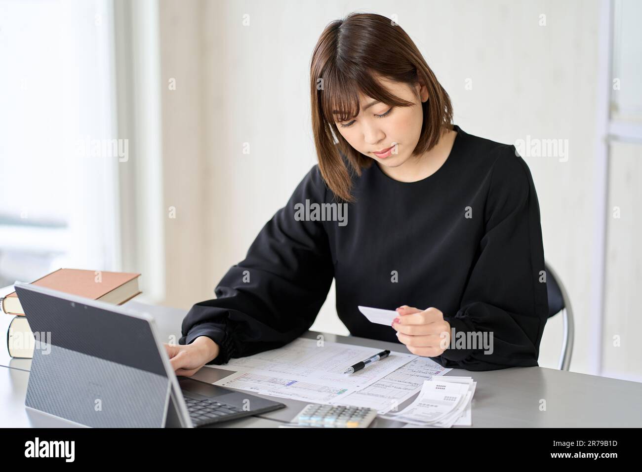 Business accounting women work hi-res stock photography and images - Alamy