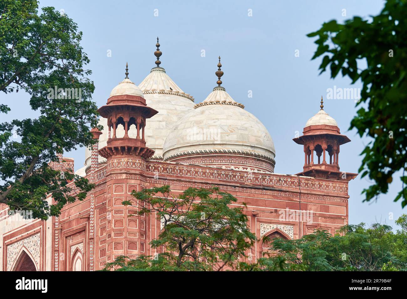 Close up Jawab Taj Mahal domes white marble mausoleum landmark in Agra ...