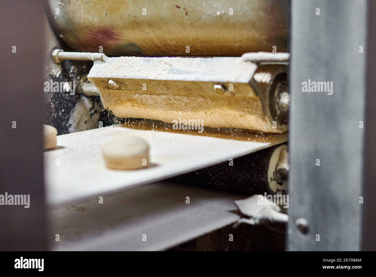 Automatic roti making machine at Gurudwara Bangla Sahib temple ...