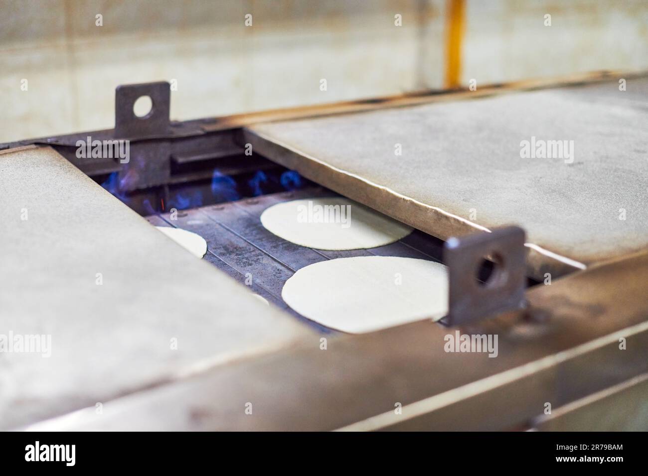 Automatic roti making machine at Gurudwara Bangla Sahib temple ...