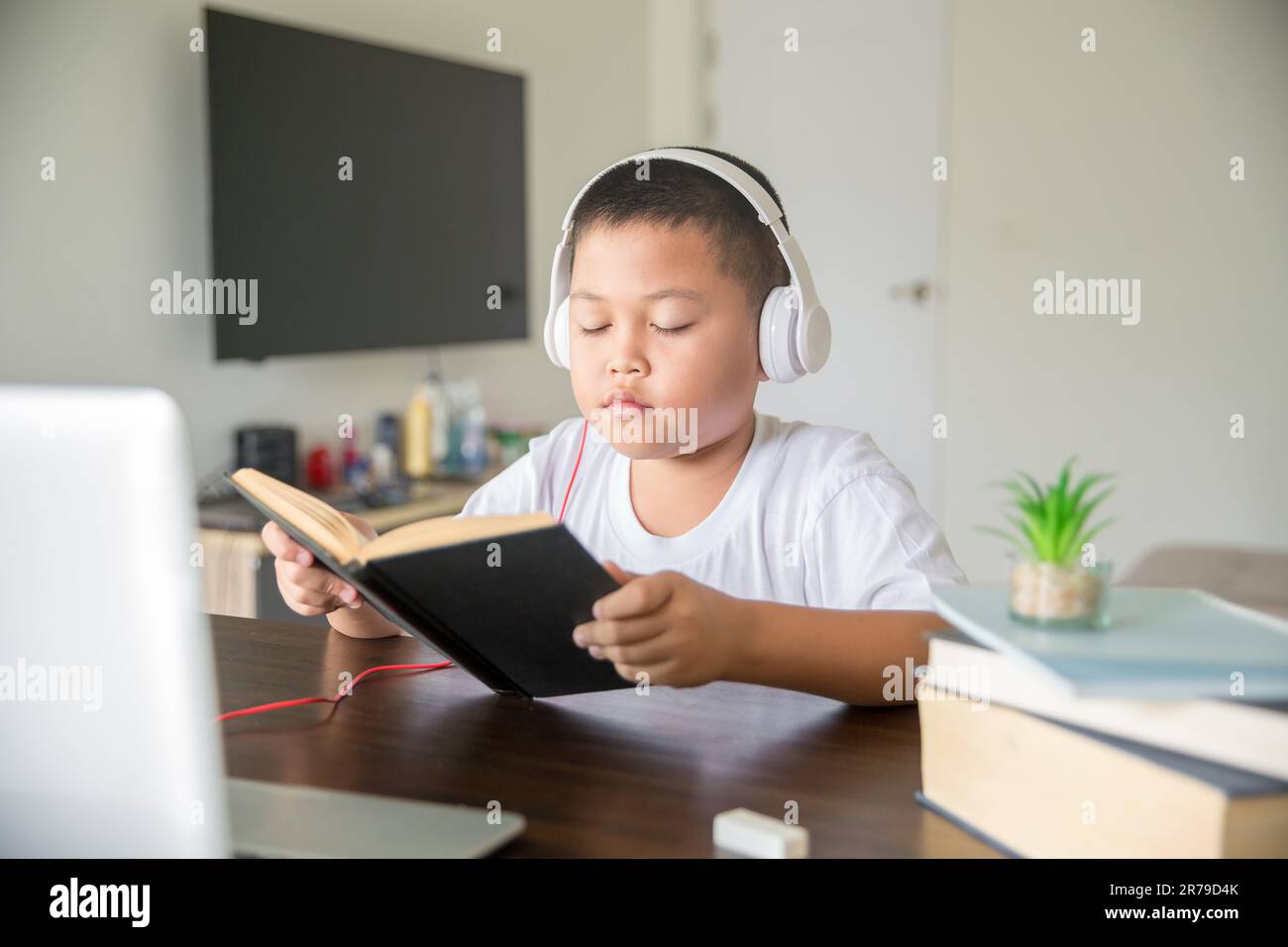 Young student distance learning virtual distance online class on video ...