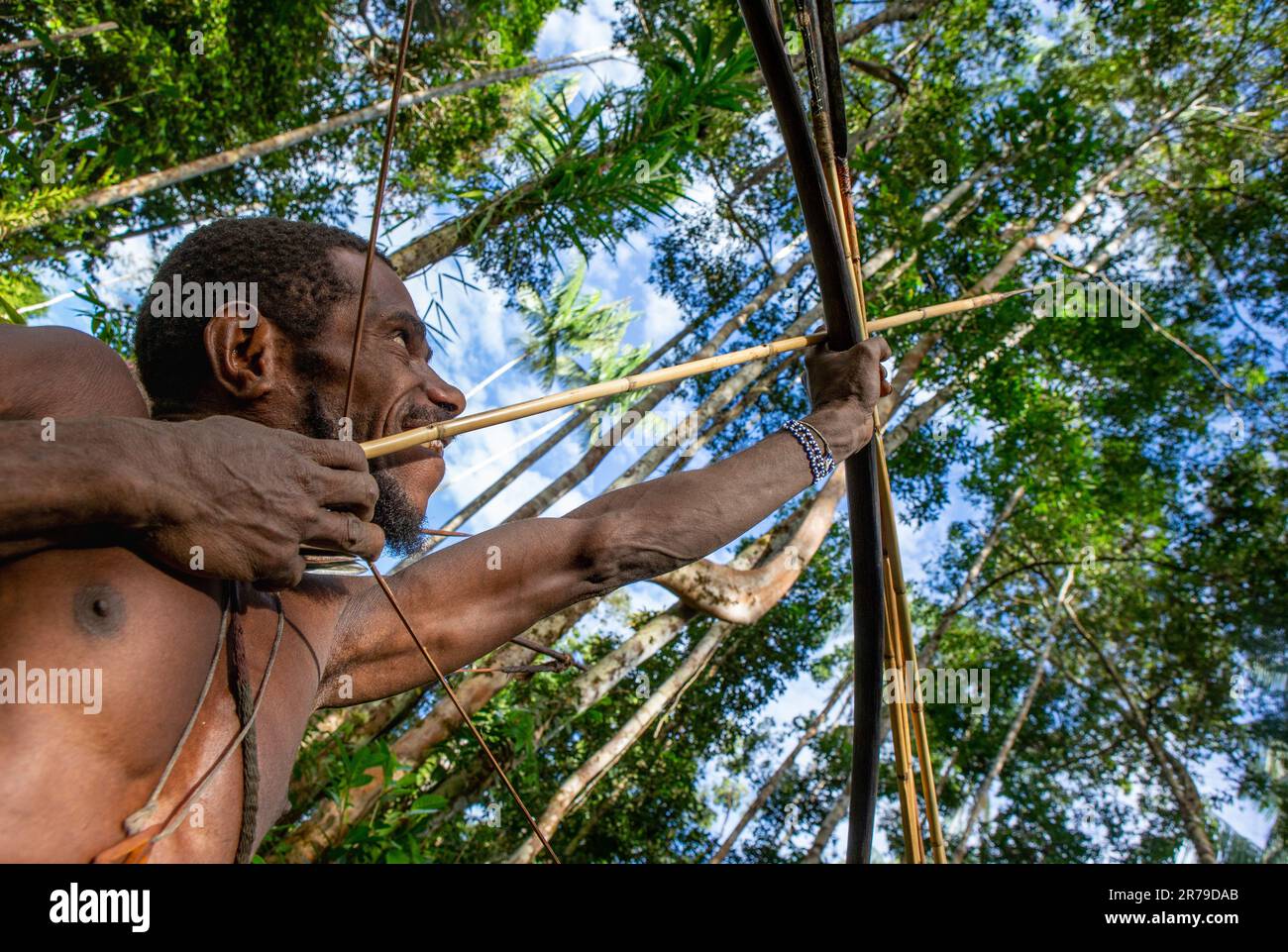Papua new guinea native man hi-res stock photography and images - Alamy