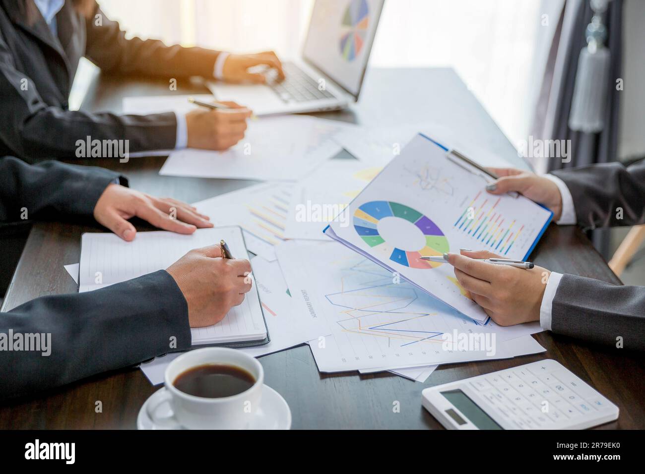 Office report hi-res stock photography and images - Alamy