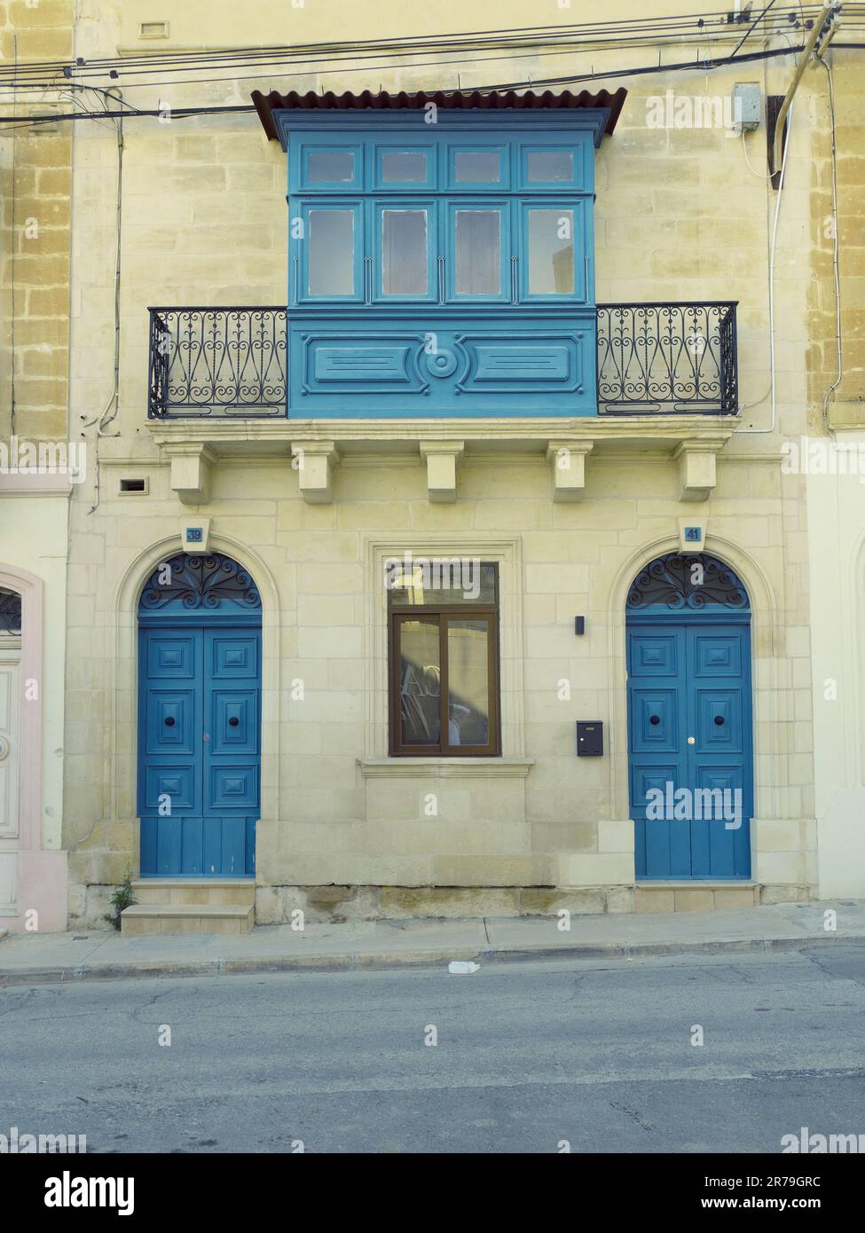 Front doors arch hi-res stock photography and images - Alamy