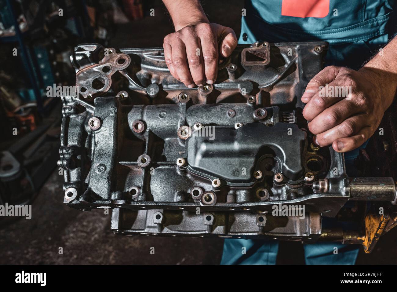 Hands of auto mechanic and disassembled engine, close-up. Car ...