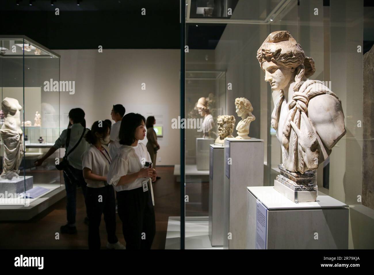 (230614) -- SEOUL, June 14, 2023 (Xinhua) -- Visitors look at exhibits during a media preview of ...