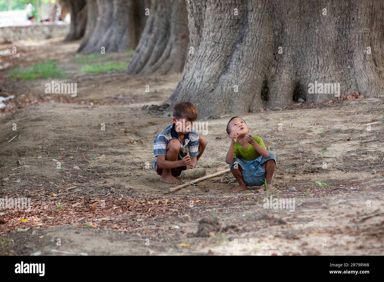 Children near trees hi-res stock photography and images - Alamy