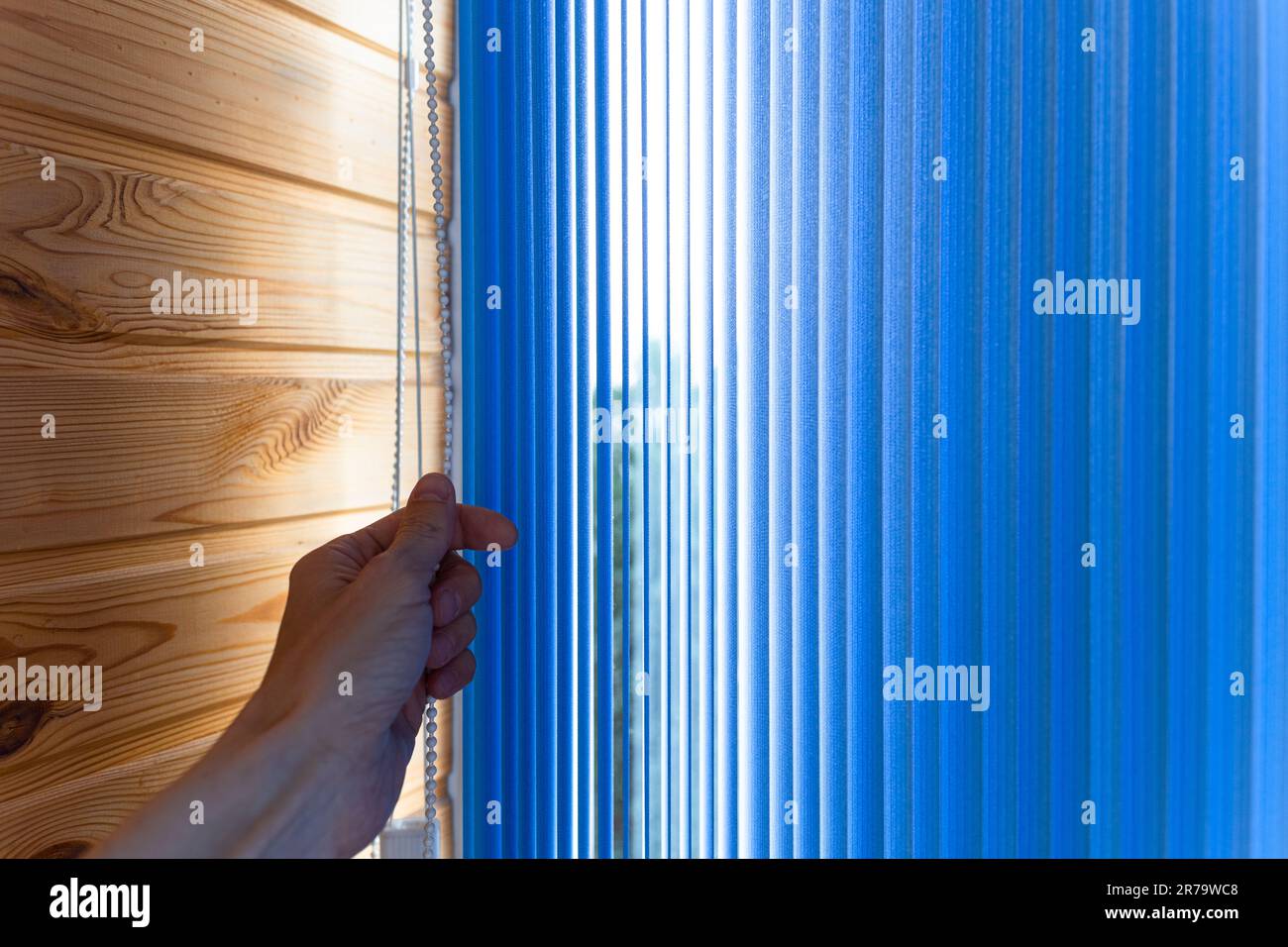 man opens the blinds on the window. hand opens blinds Stock Photo - Alamy