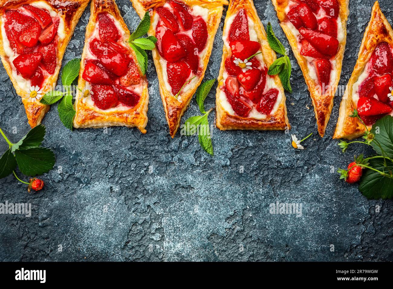 Delicious idea for summer dessert: Puff pastry tart with strawberry and ...