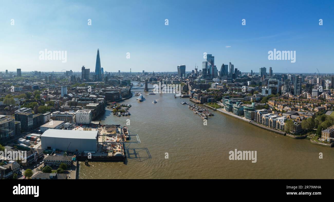 Iconic tower bridge connecting londong with southwark on the thames hi ...