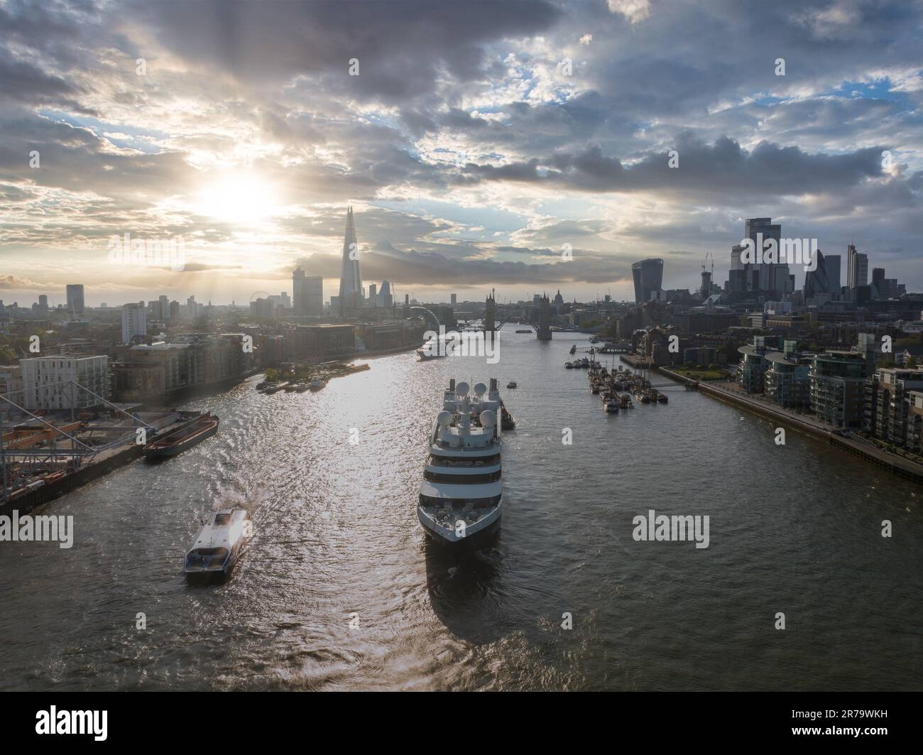 Ship going through tower bridge hi-res stock photography and images - Alamy