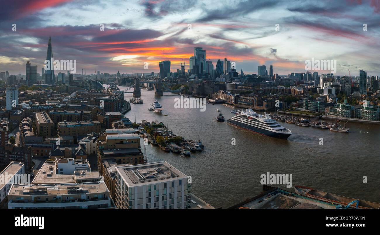 Ship going through tower bridge hi-res stock photography and images - Alamy