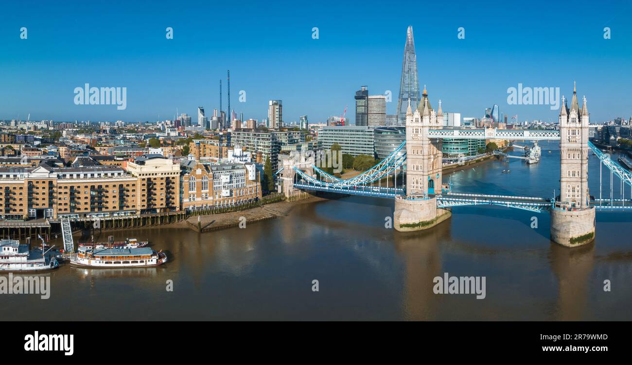 Iconic tower bridge connecting londong with southwark on the thames hi ...