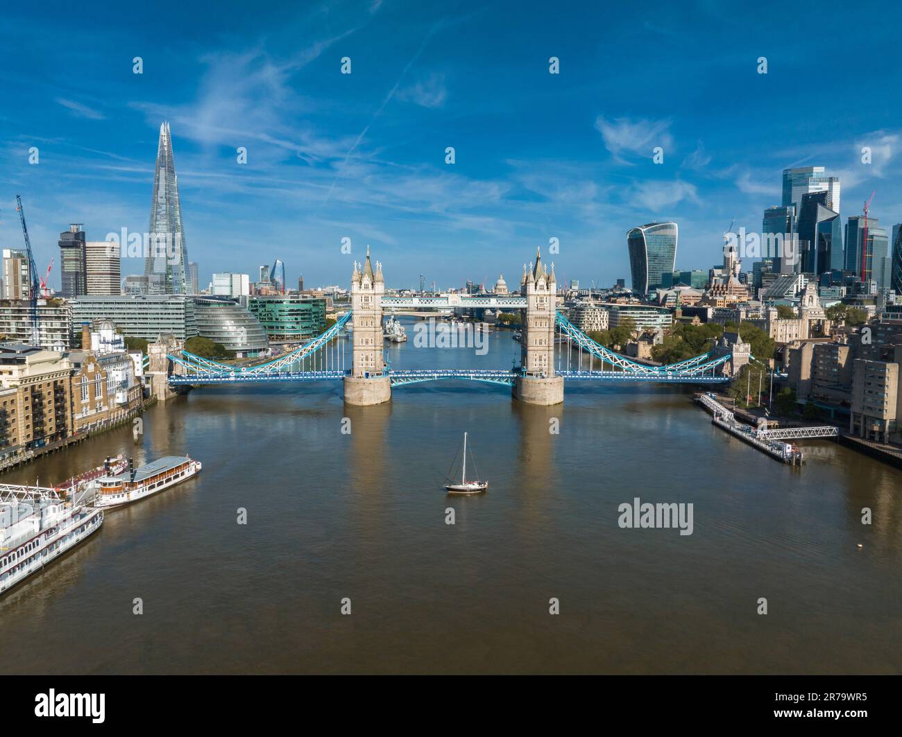Iconic tower bridge connecting londong with southwark on the thames hi ...