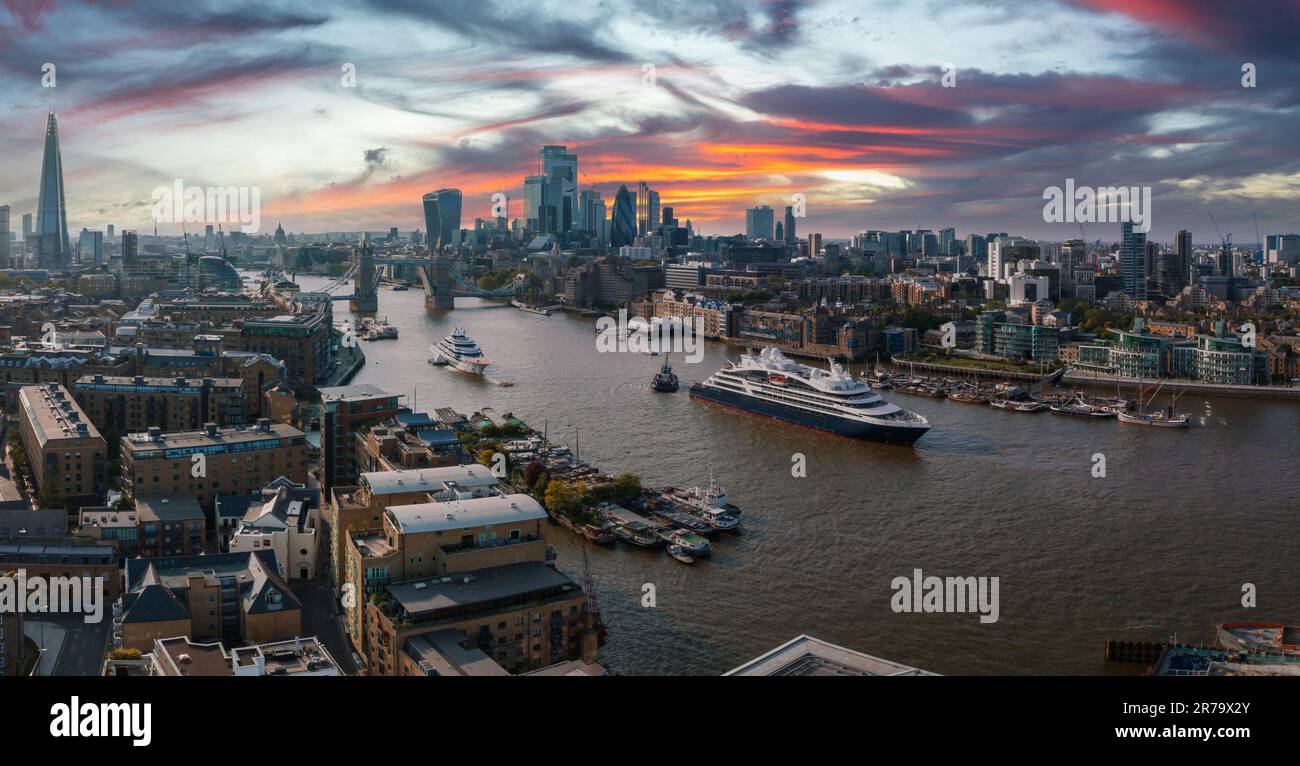 Ship going through tower bridge hi-res stock photography and images - Alamy