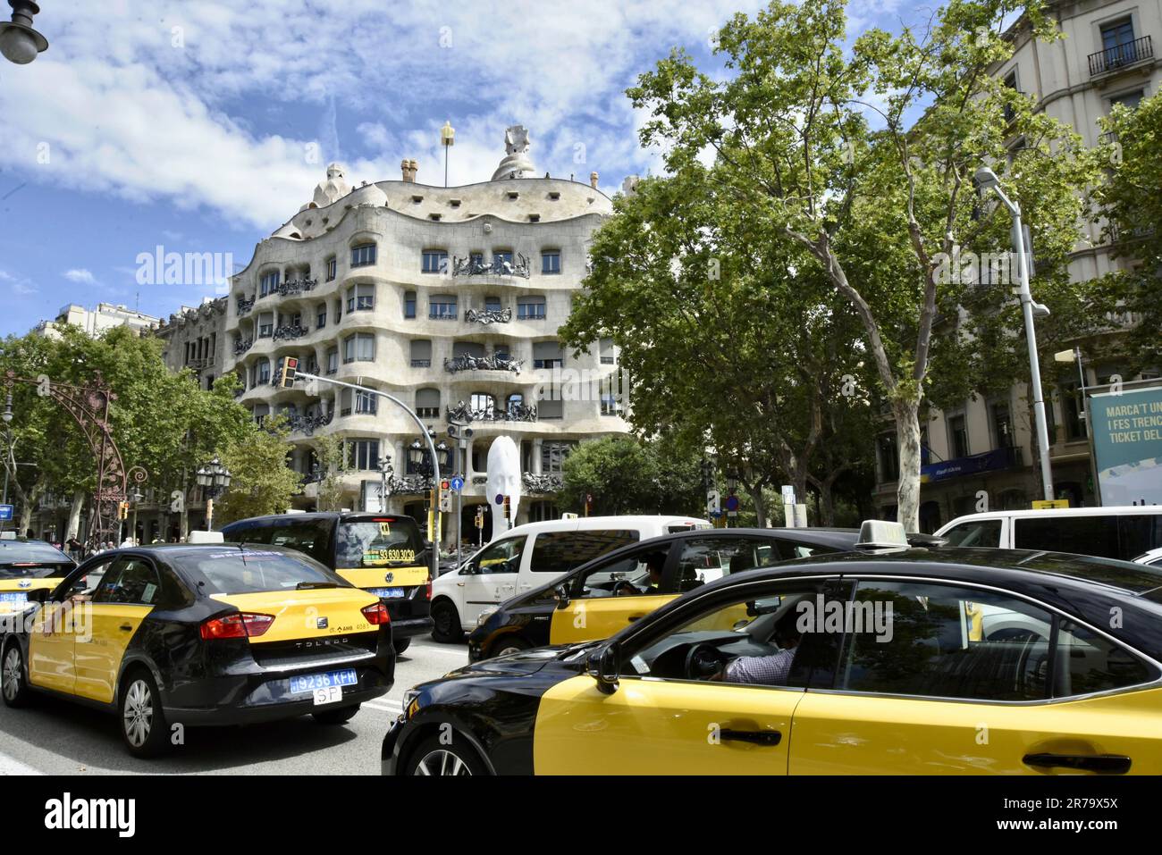 Cabs rally in front of Casa Milà during a slow march to the Government ...