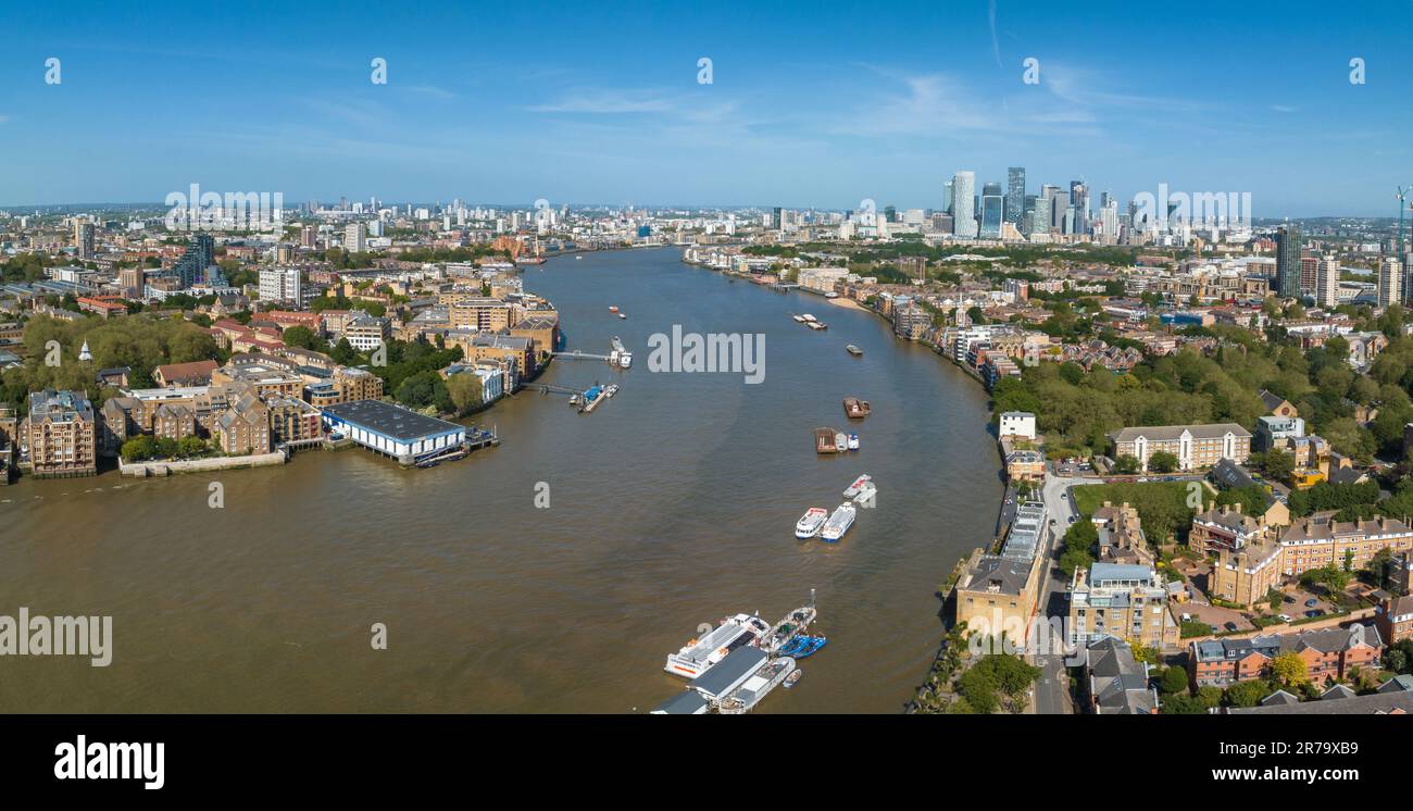 Beautiful panoramic view of London Thames river with Canary Wharf ...