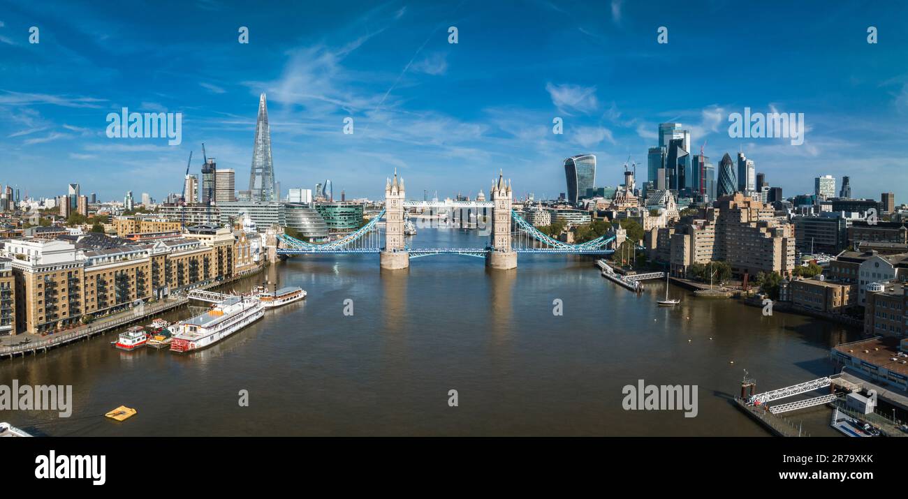 Iconic tower bridge connecting londong with southwark on the thames hi ...