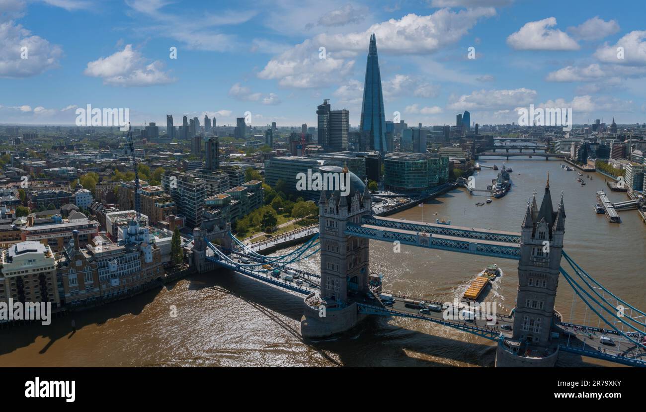 Iconic tower bridge connecting londong with southwark on the thames hi ...
