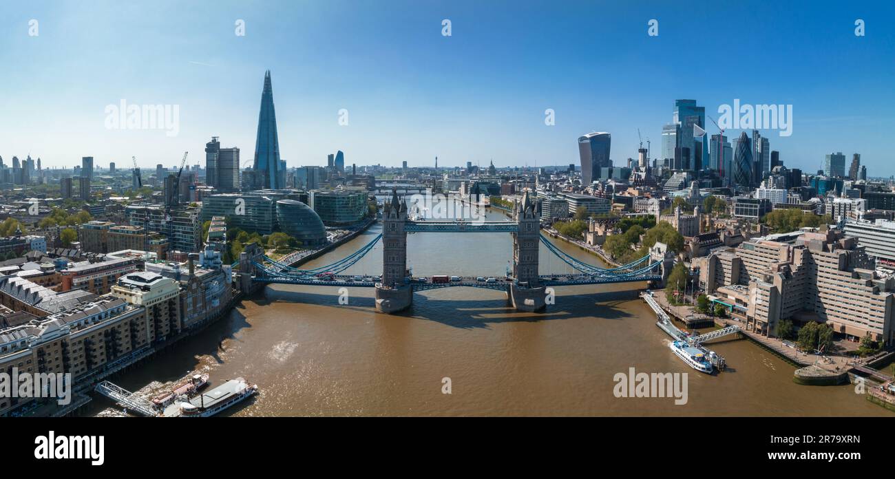 Iconic tower bridge connecting londong with southwark on the thames hi ...