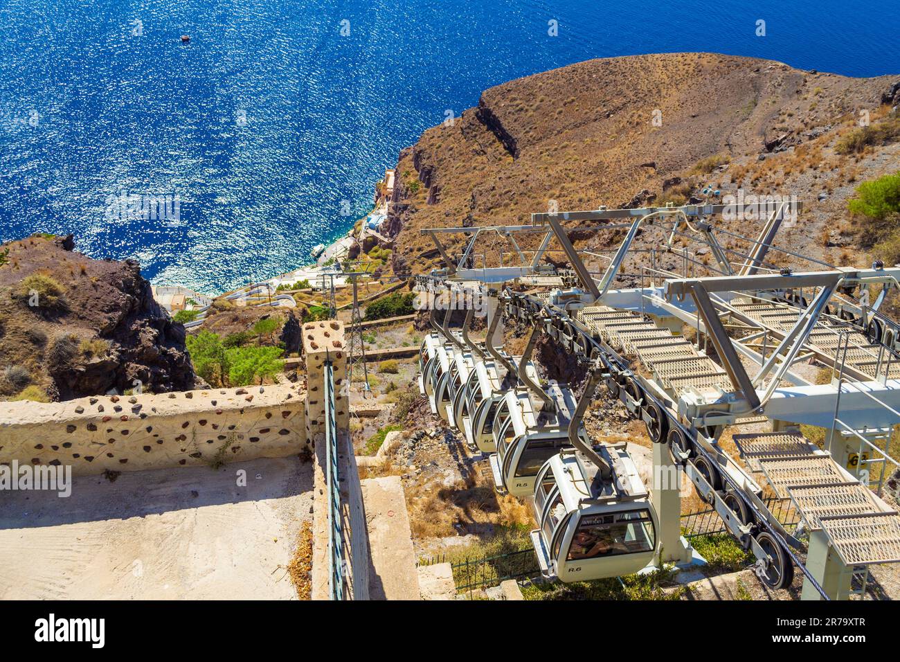 Cable car moving from cliff on cable hi-res stock photography and ...