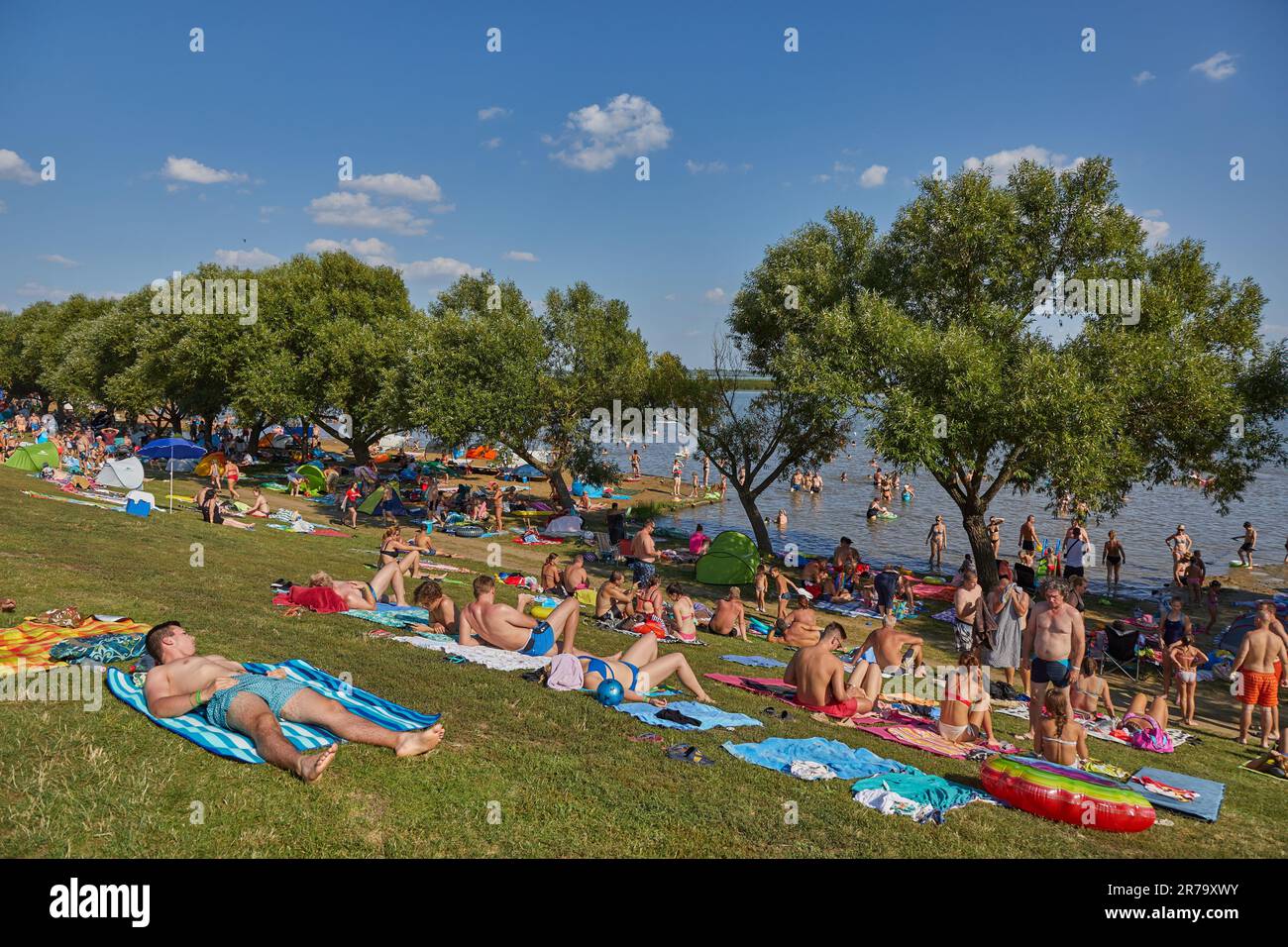Lakeside beach with many people Stock Photo - Alamy