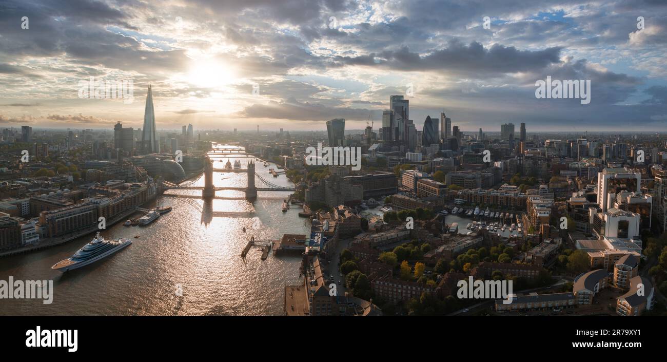 Iconic tower bridge connecting londong with southwark on the thames hi ...