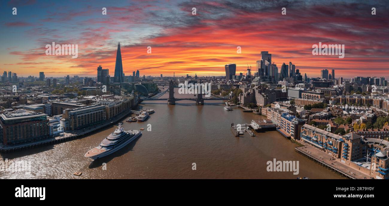 Iconic tower bridge connecting londong with southwark on the thames hi ...