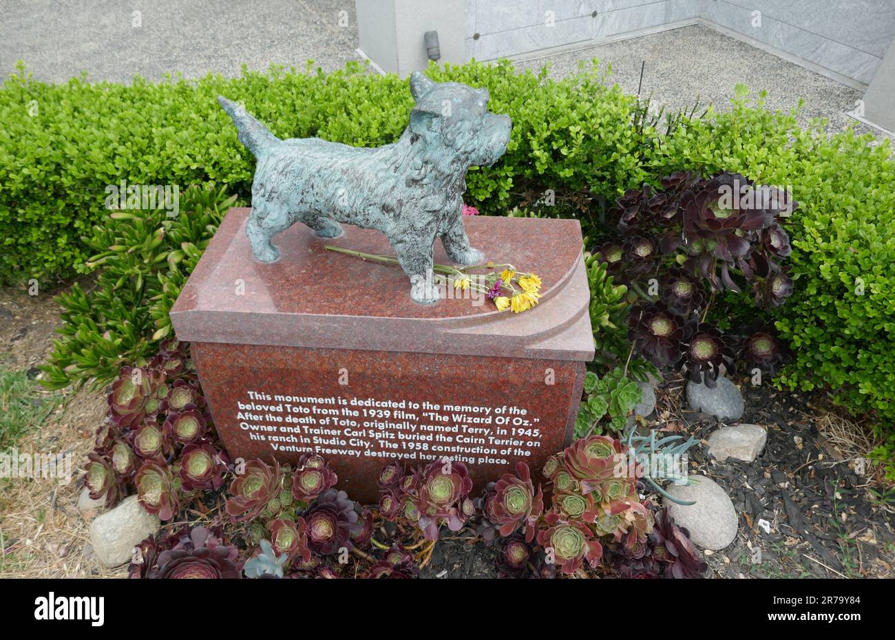 Los Angeles, California, USA 10th June 2023 Toto Memorial Statue at ...