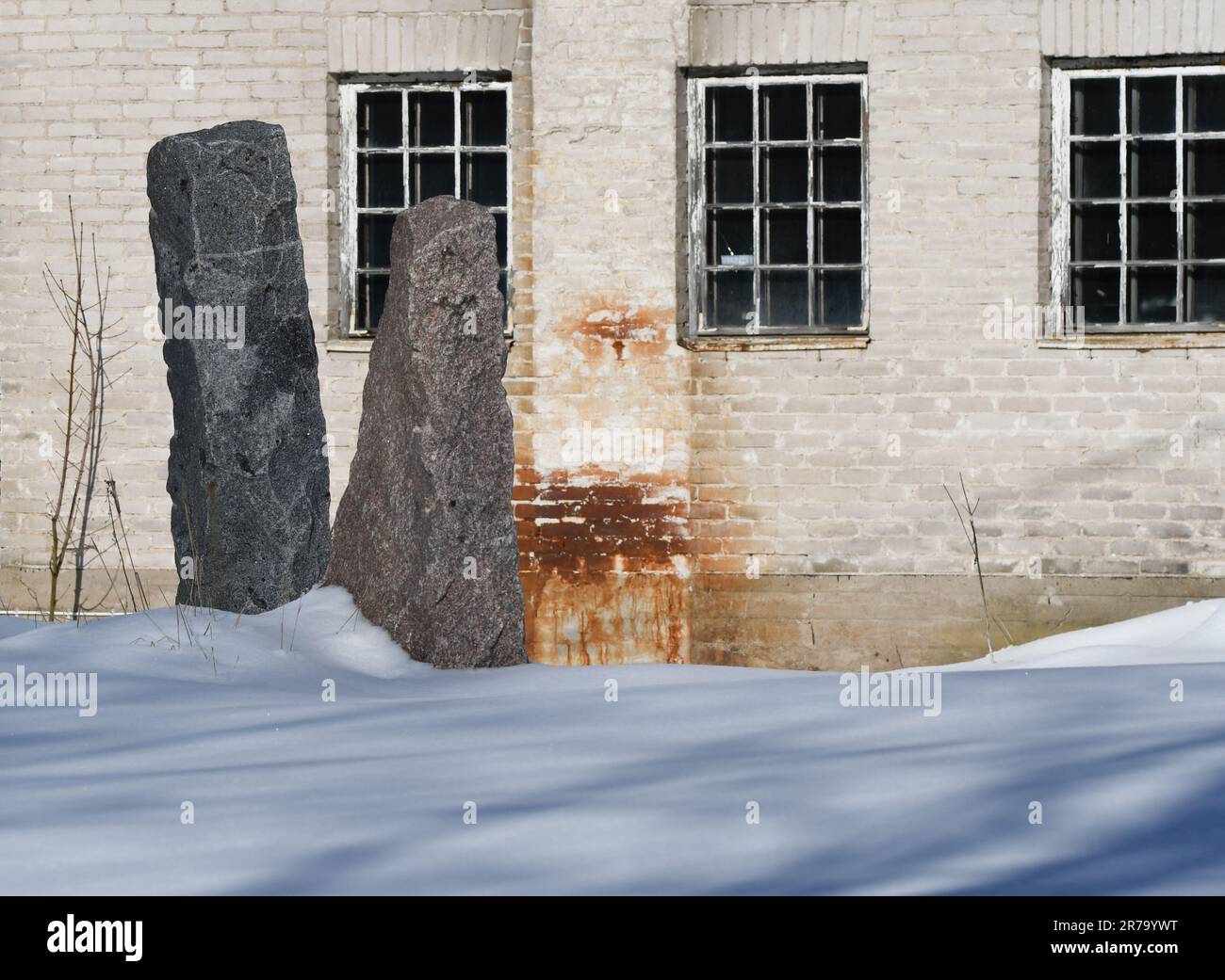Snowy building in the countryside Stock Photo - Alamy