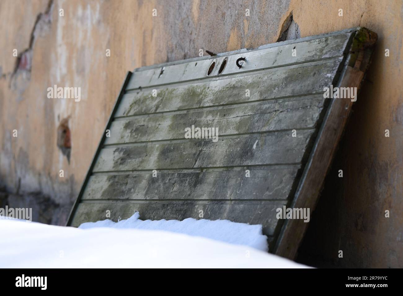 Snowy building in the countryside Stock Photo - Alamy