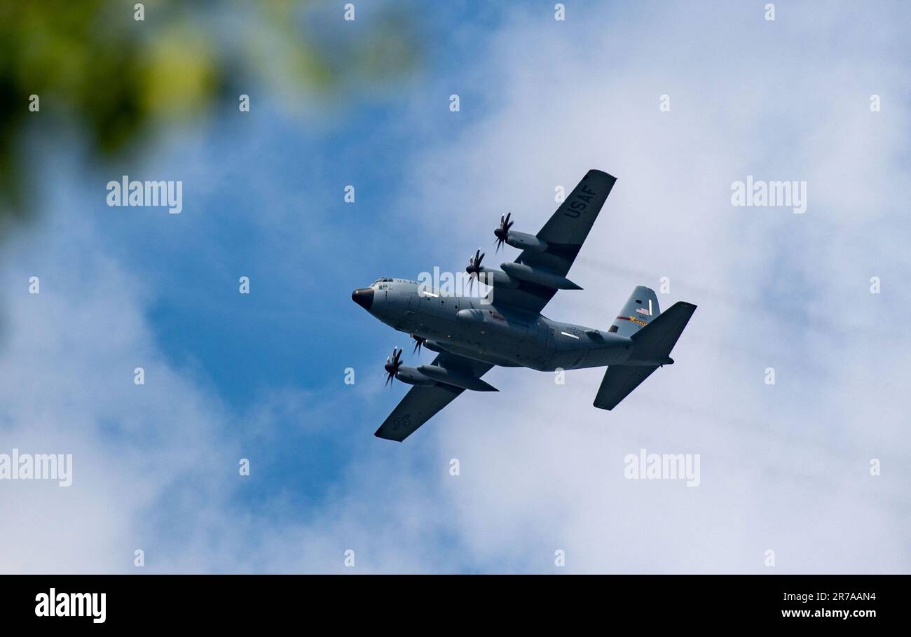 U s soldiers lockheed c 130 hercules hi-res stock photography and ...