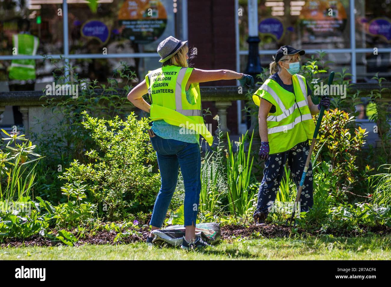 Hi-Vis volunteer gardeners in Southport, Merseyside. UK Weather 14 June ...